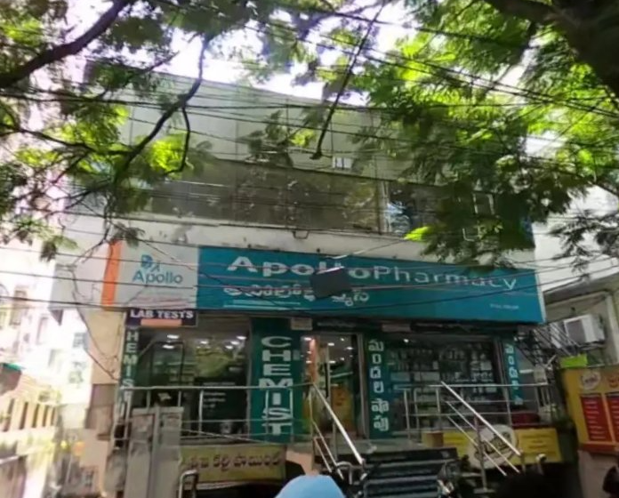 Apollo Pharmacy, Door No 8229382JB43, Near ICICI Bank, Road No 3, MLA ...
